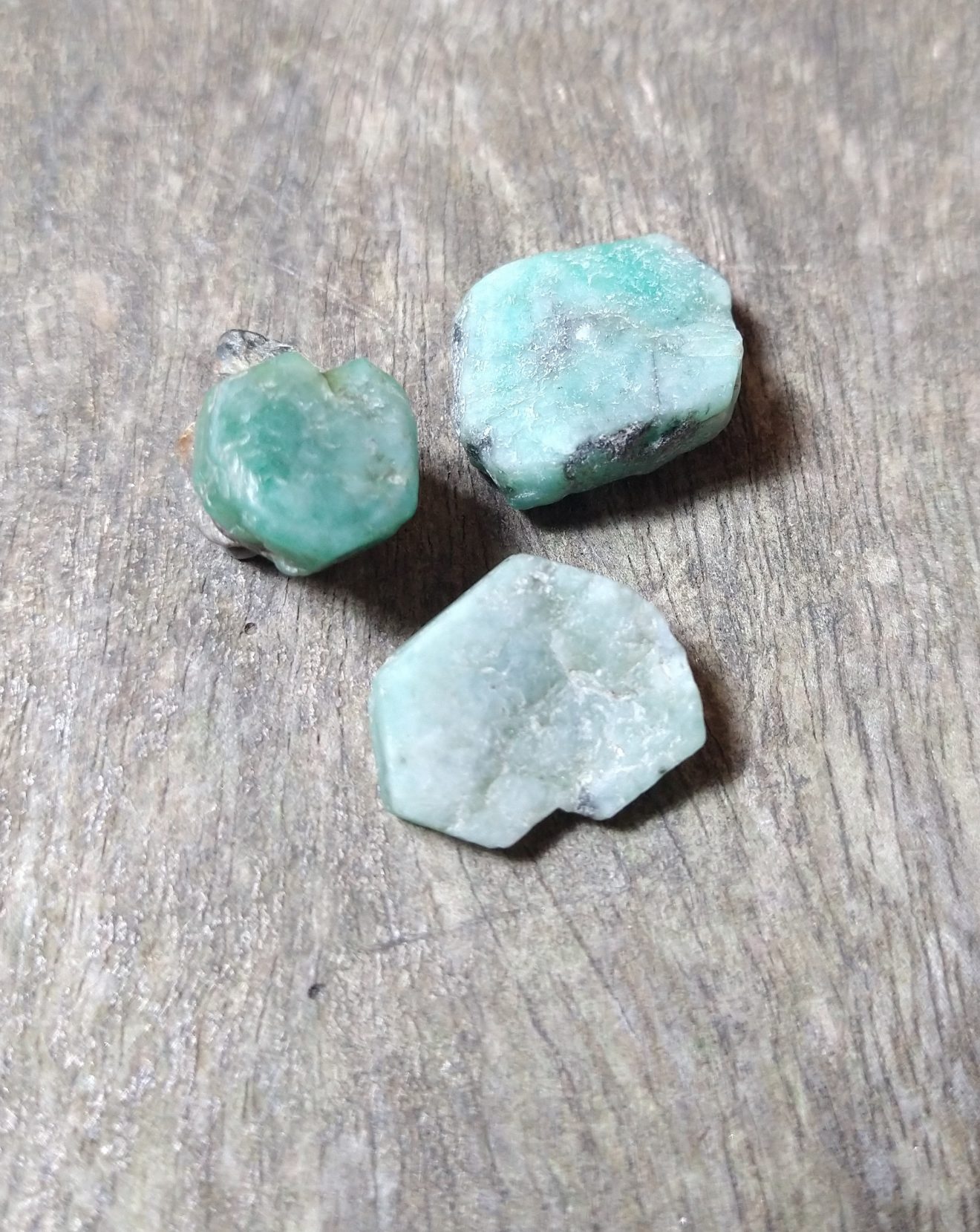 Natural Hexagonal Crystals: Emerald (Approx 2x1.5x1cm) - Qi Crystals